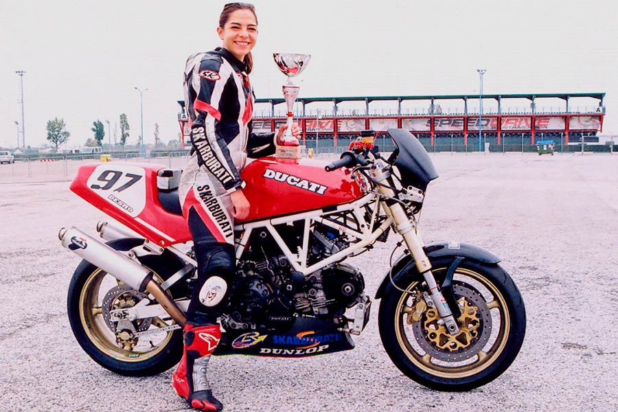 Elena Capannoli in pista con la Honda 400 Four del Team aretino Ciabini ...