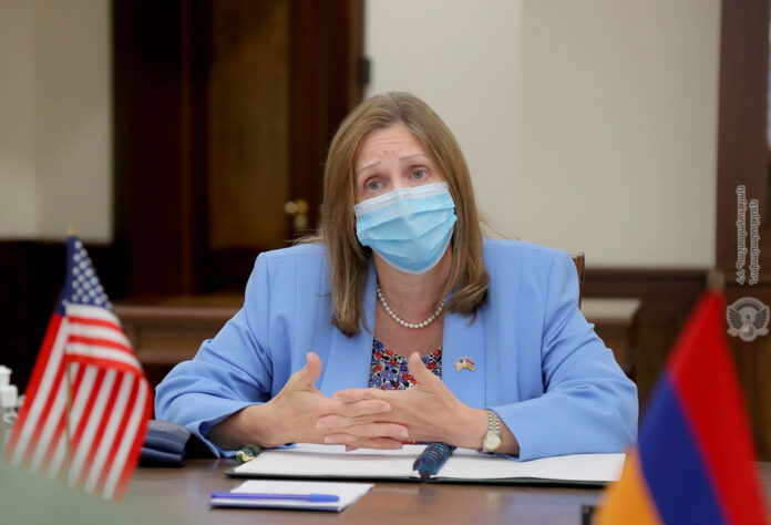 L'ambasciatore USA Lynne M. Tracy invoca la libertà di stampa in Russia ...